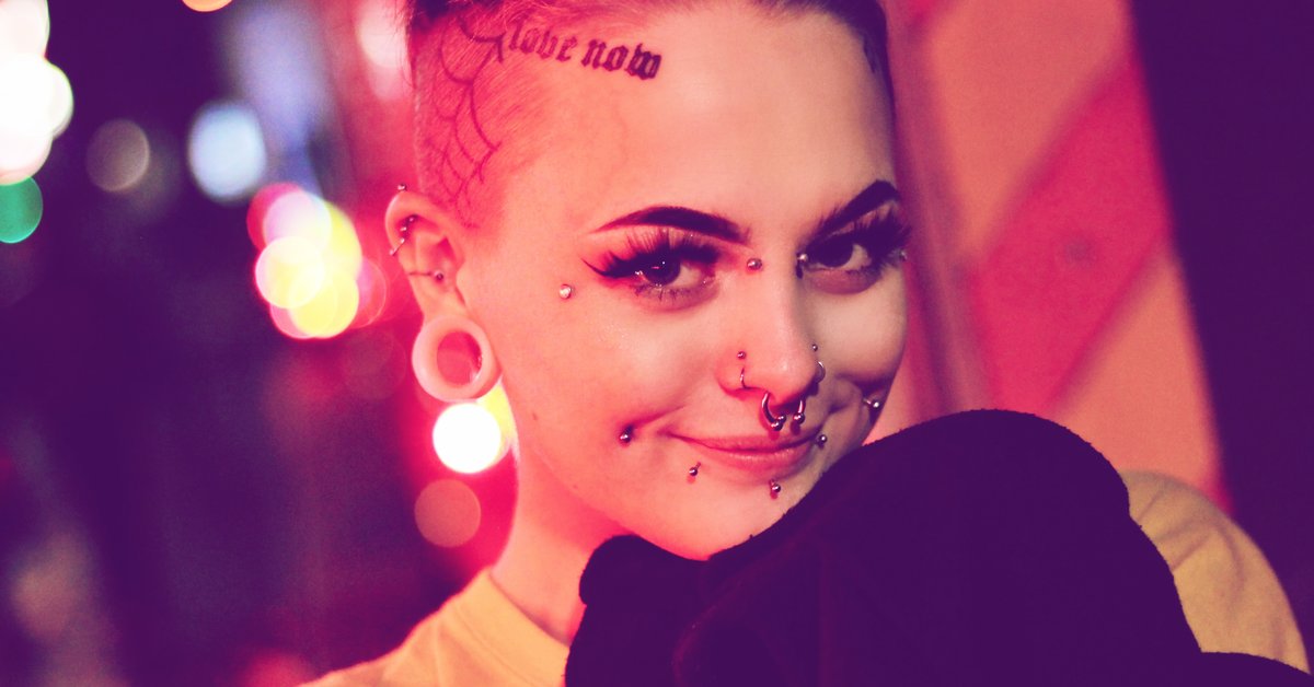 Bridge Piercing: Infos, Risiken und Tipps für Brillen-Träger*innen