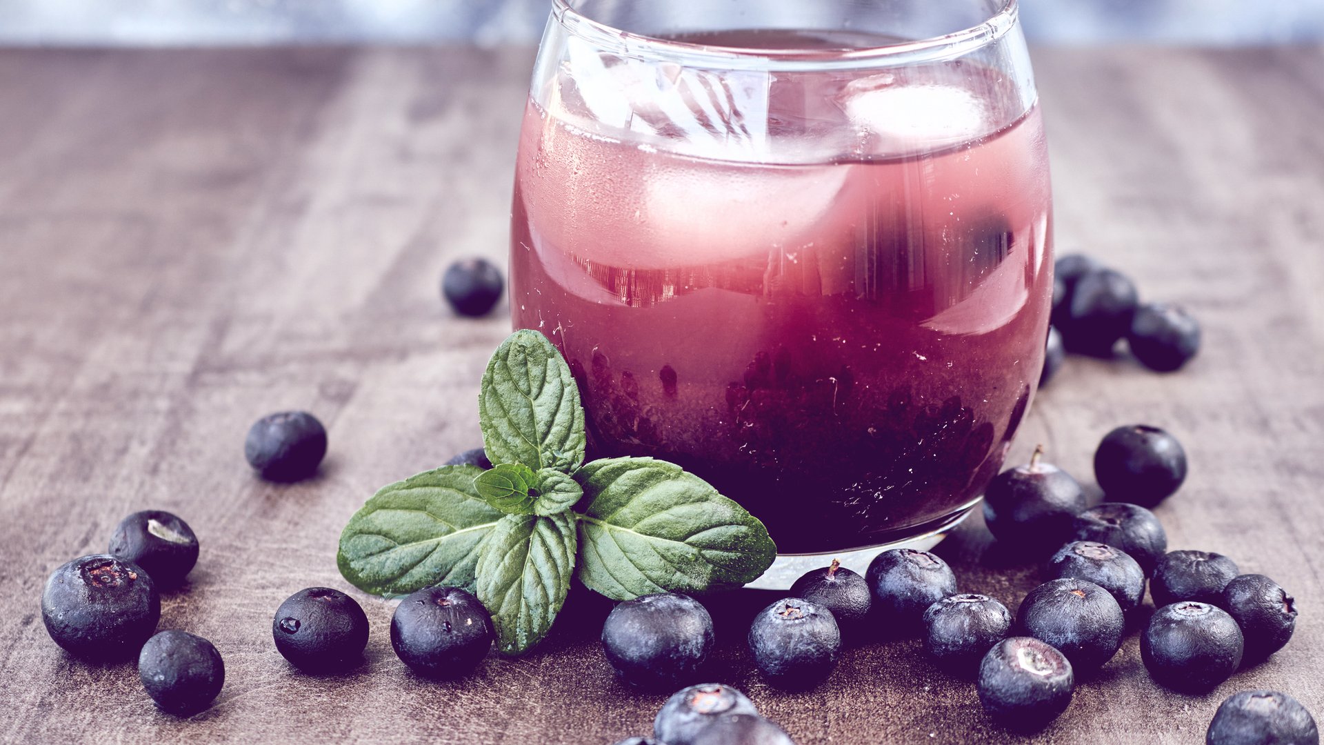Blueberry Gin: Sommerlicher Trenddrink mit nur 3 Zutaten!