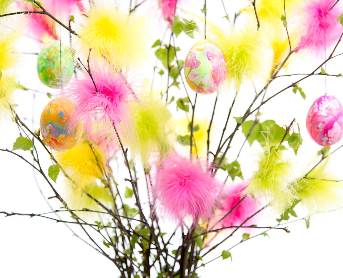 Tischdeko für Ostern mit Blumen, Eiern & Osternestern