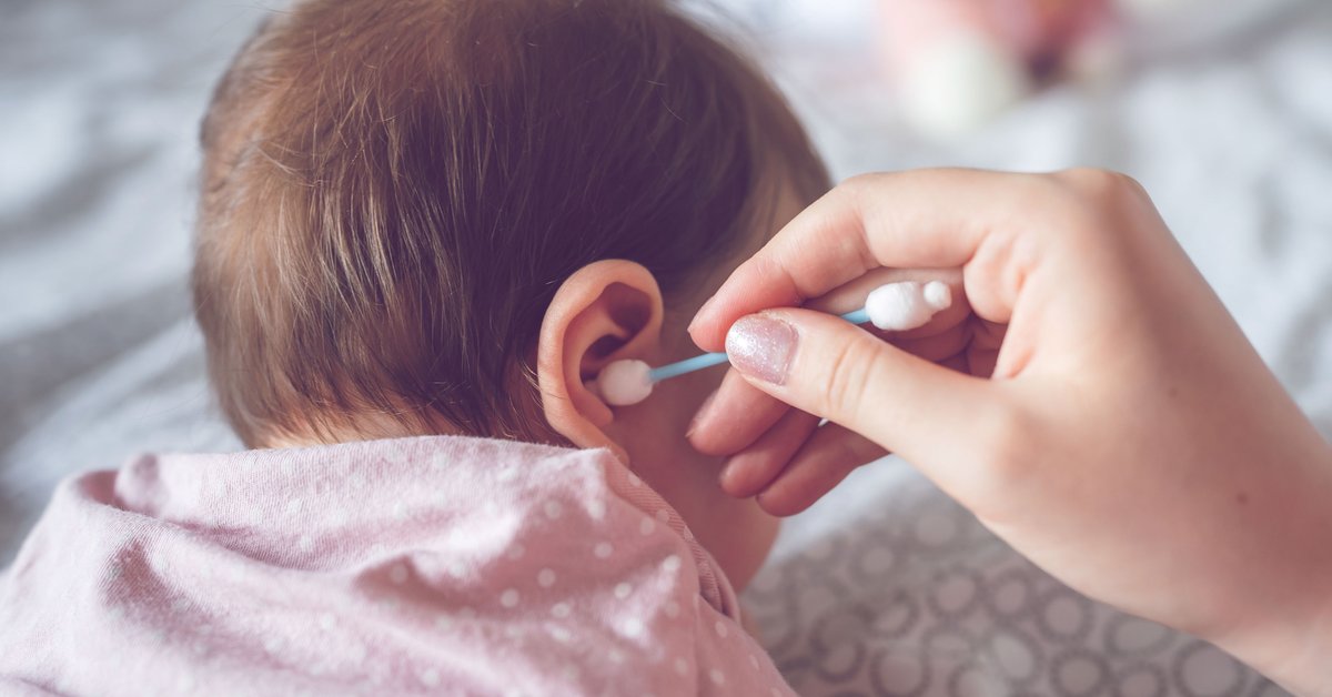Baby Ohren reinigen: So geht's gefahrlos!