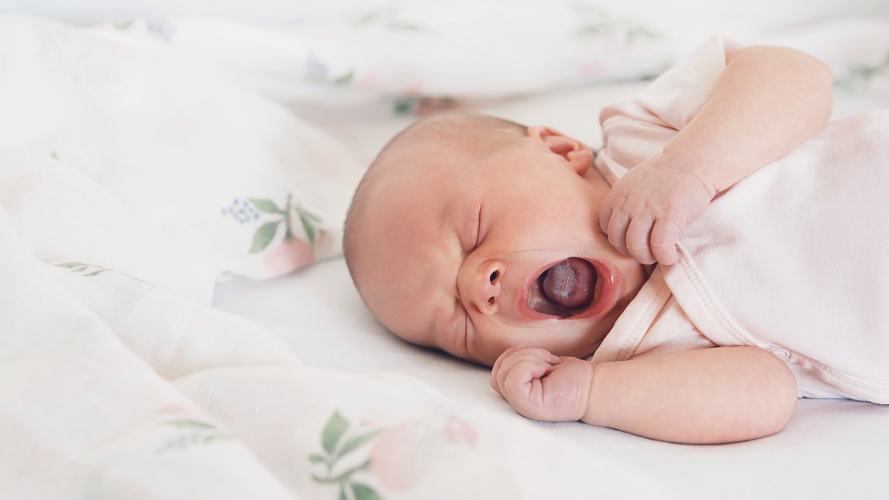 Mundsoor beim Baby: Ursachen & Hausmittel für schnelle Besserung