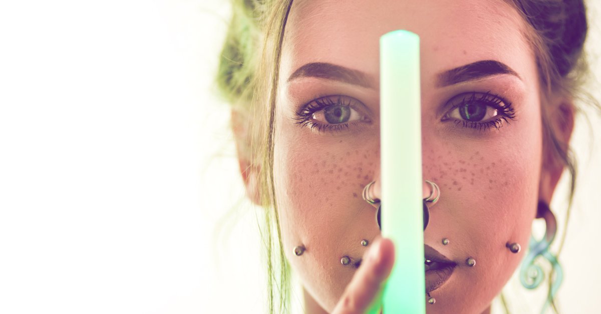 Cheek Piercing: Das solltest du über den Grübchen-Schmuck wissen