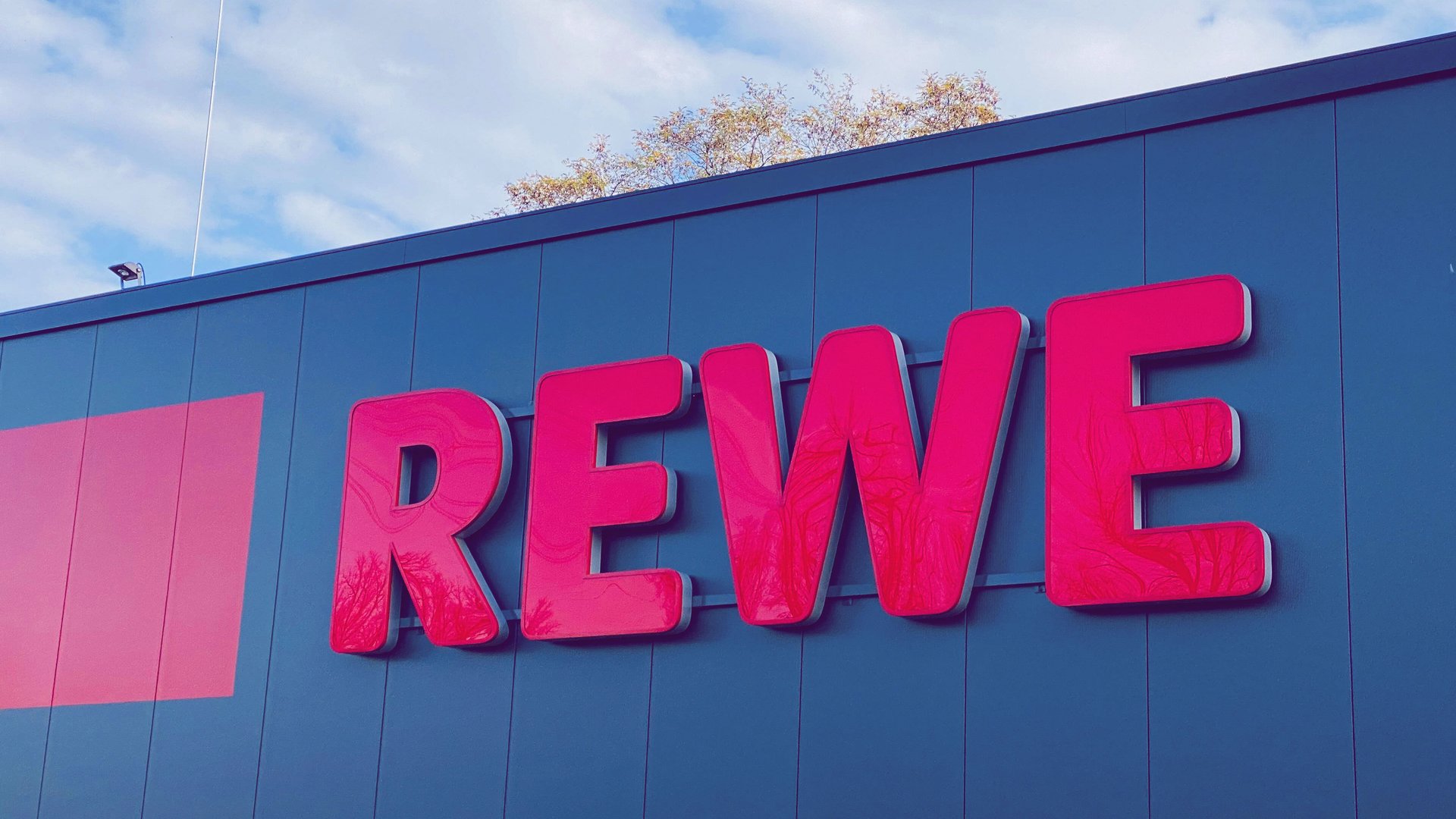 Nach Streit mit Herstellern: Beliebte Produkte kehren zu Rewe zurück!