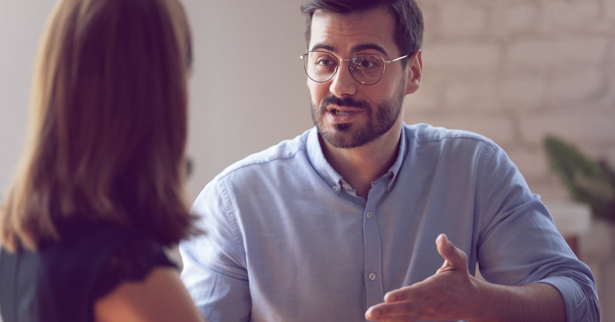 Mansplaining: Definition & Beispiele für das nervige Männer-Verhalten