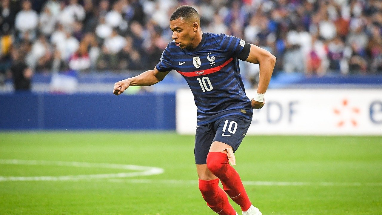 Kylian Mbappé: Hat der Fußballspieler eine Freundin?