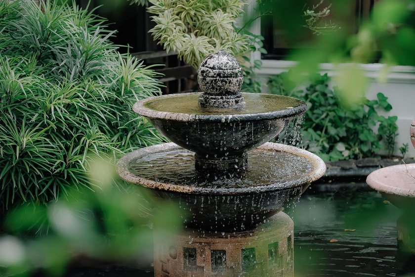 Diese Solarbrunnen‑Ideen machen den Garten sofort schöner