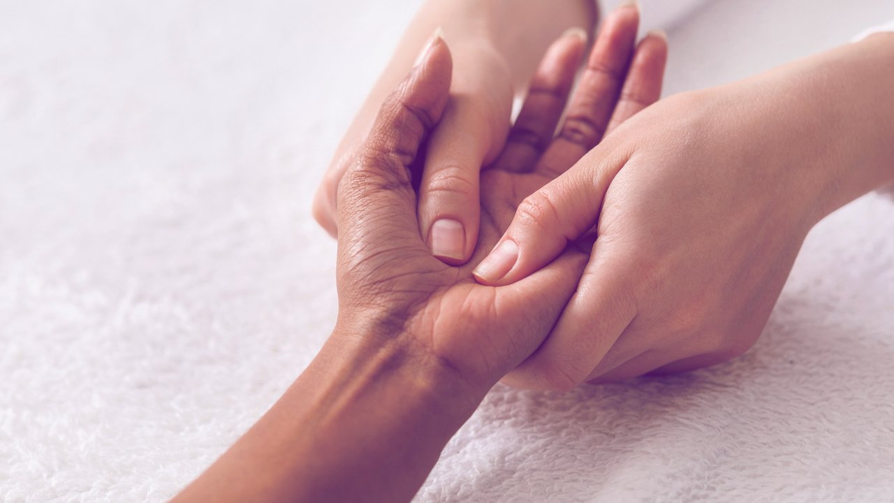 Handmassage: Einfache Techniken & Profi-Tipps für jeden!