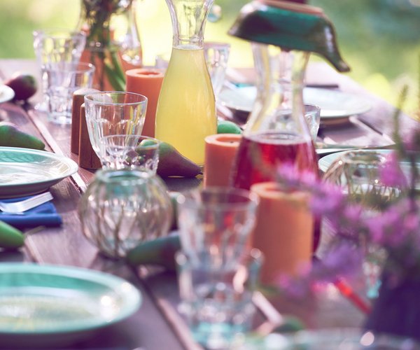 Sommerlich tafeln: Dieses Geschirr‑Set macht Dinner im Freien besonders