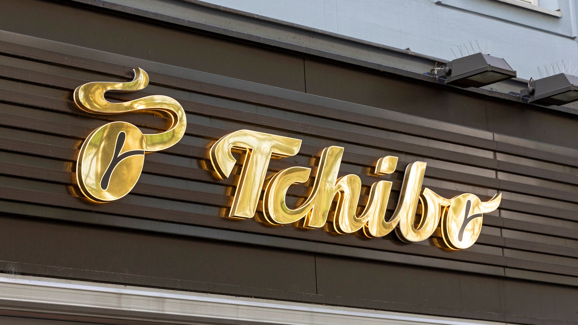 Sommerlich servieren mit Stil: Das Tchibo Tablett im Orangen-Design für ...