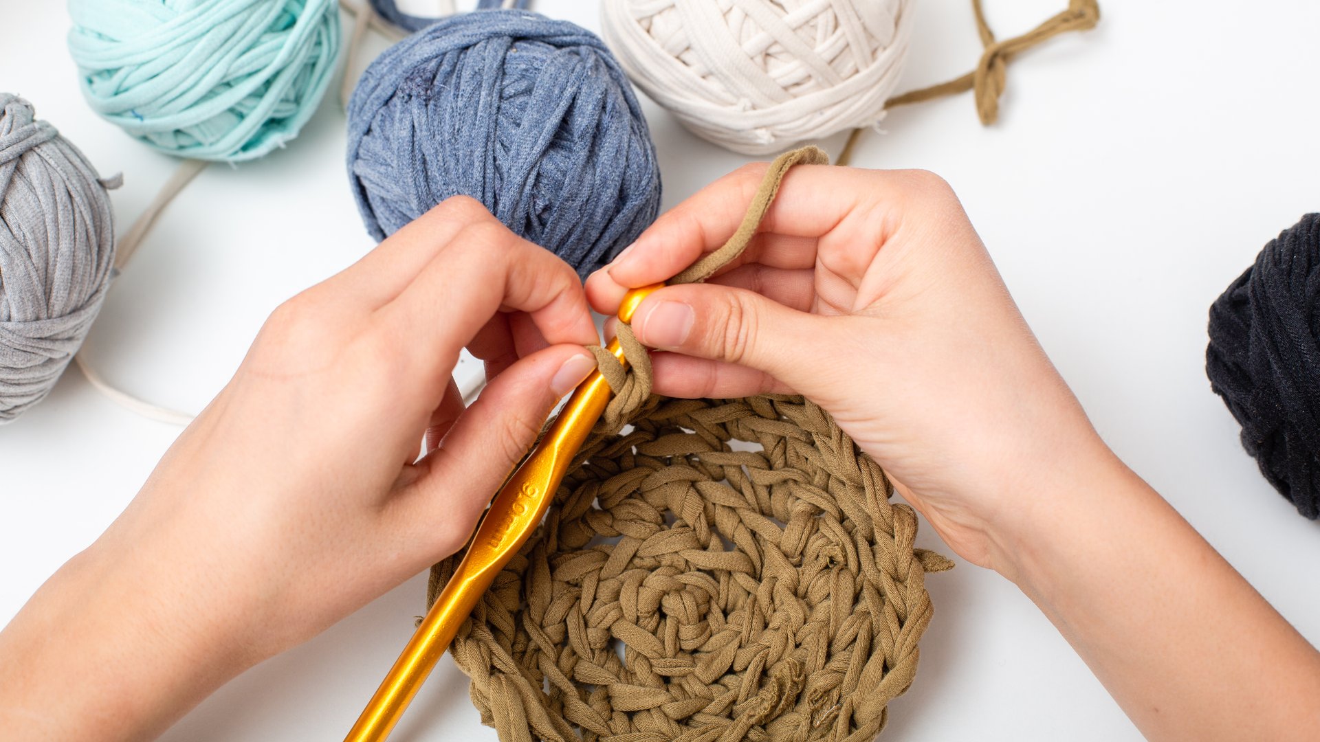 Alte T-Shirts weiterverwenden: 10 schicke DIY-Ideen, die jeder leicht ...