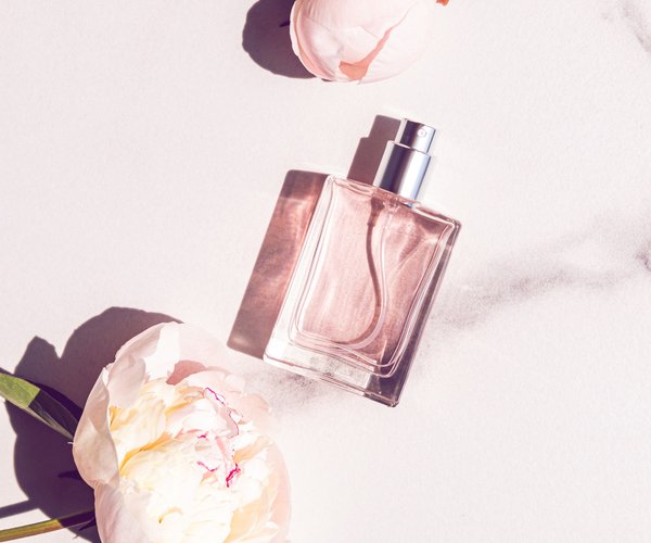 Fruchtig-süße Note: Dieses dm-Parfum macht auch im Winter gute Laune