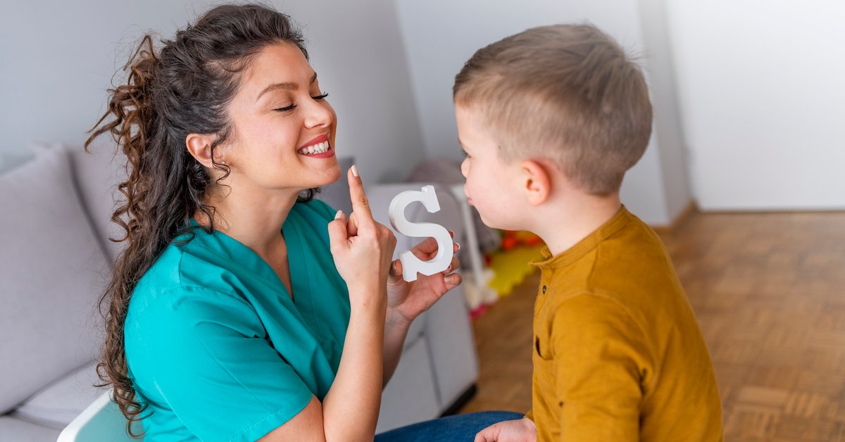 Lispeln bei Kindern: Wann therapiert werden muss & Tipps zum Vorbeugen