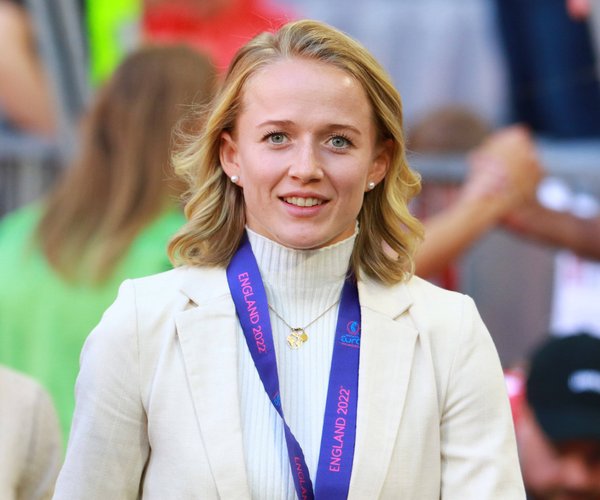 Sara Doorsoun: Sie ist die Freundin der Profi-Fußballerin