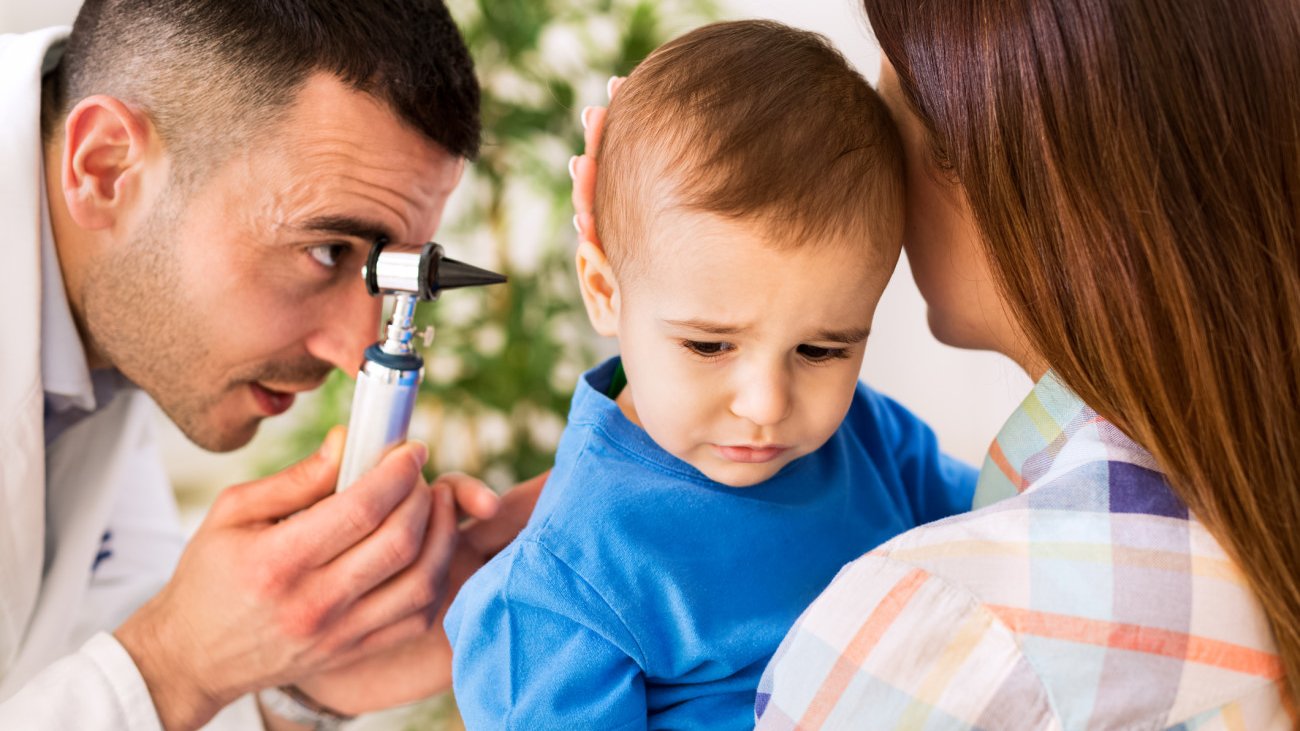 Rotes, geschwollenes Ohr beim Kleinkind