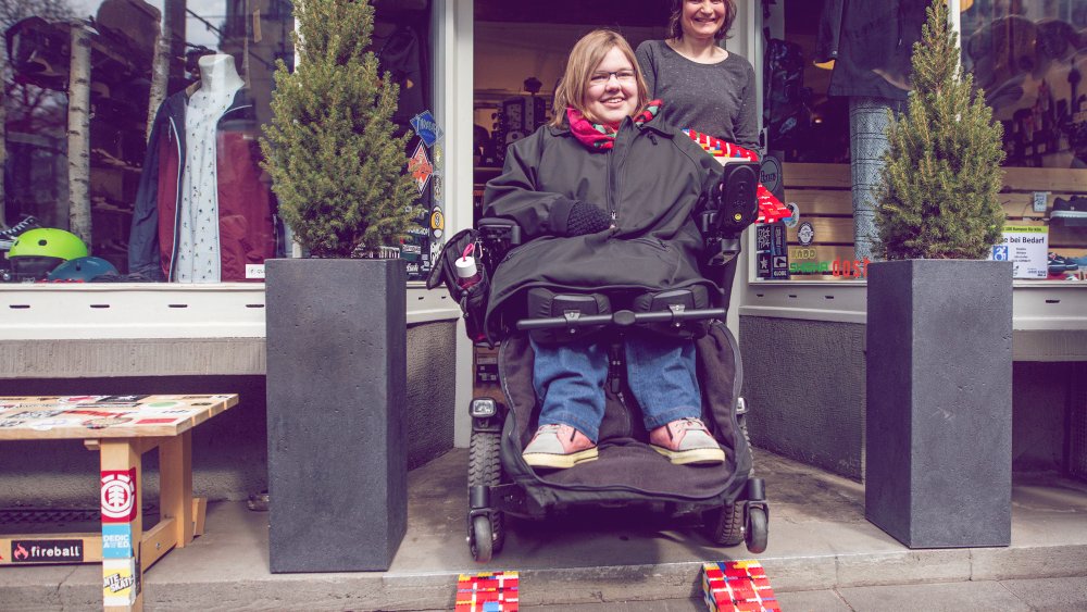 Caroline baut Rampen aus Lego für mehr Barrierefreiheit