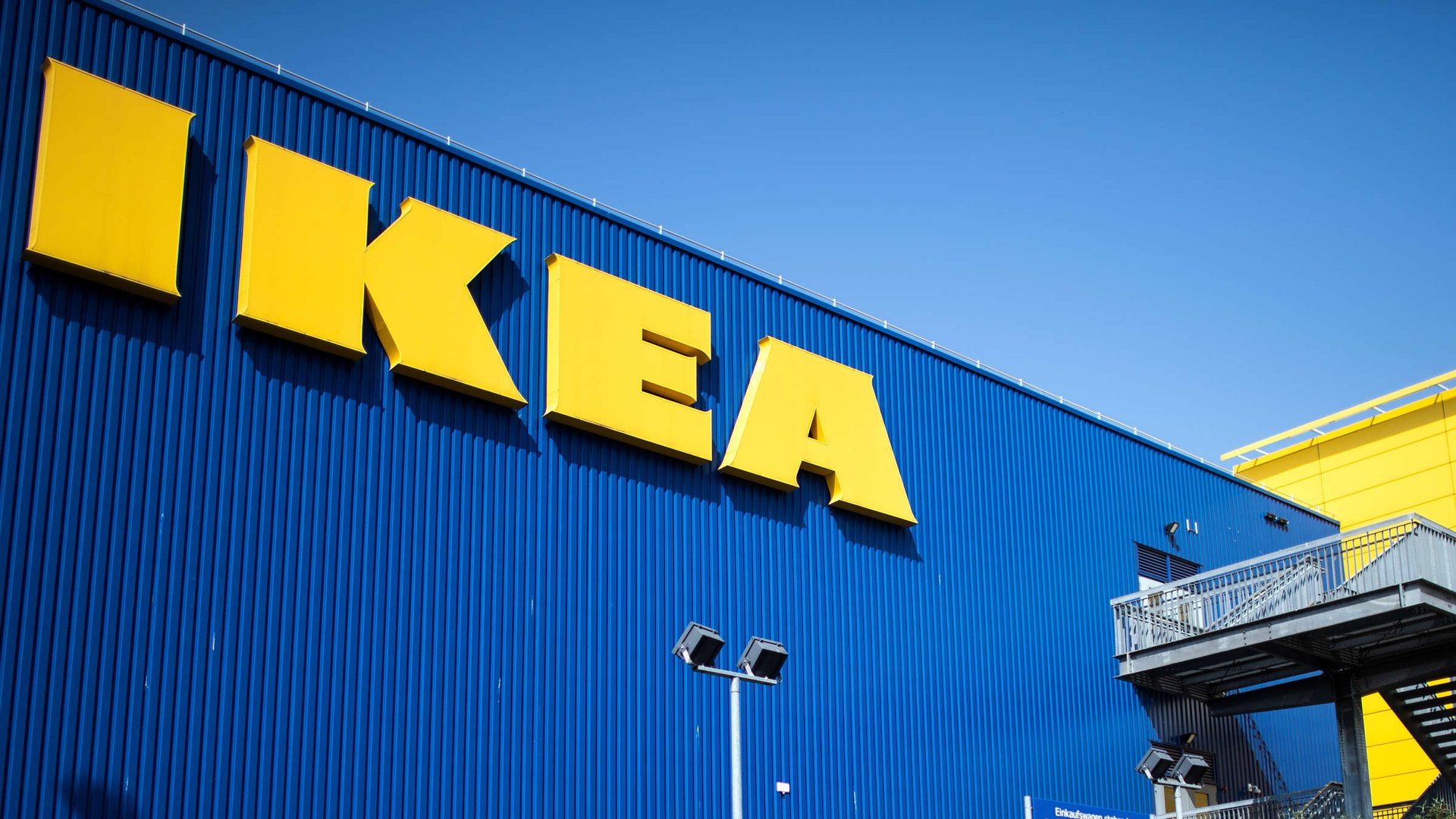 Dieser 5 Euro Regenschirm von Ikea ist total begehrt