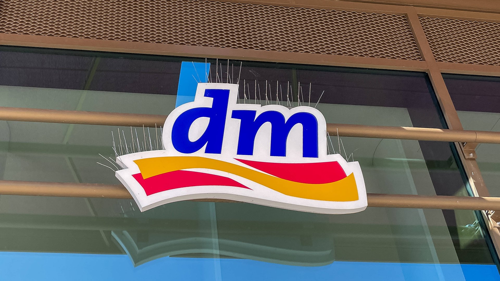 Fruchtig-süße Note: Dieses dm-Parfum macht auch im Winter gute Laune