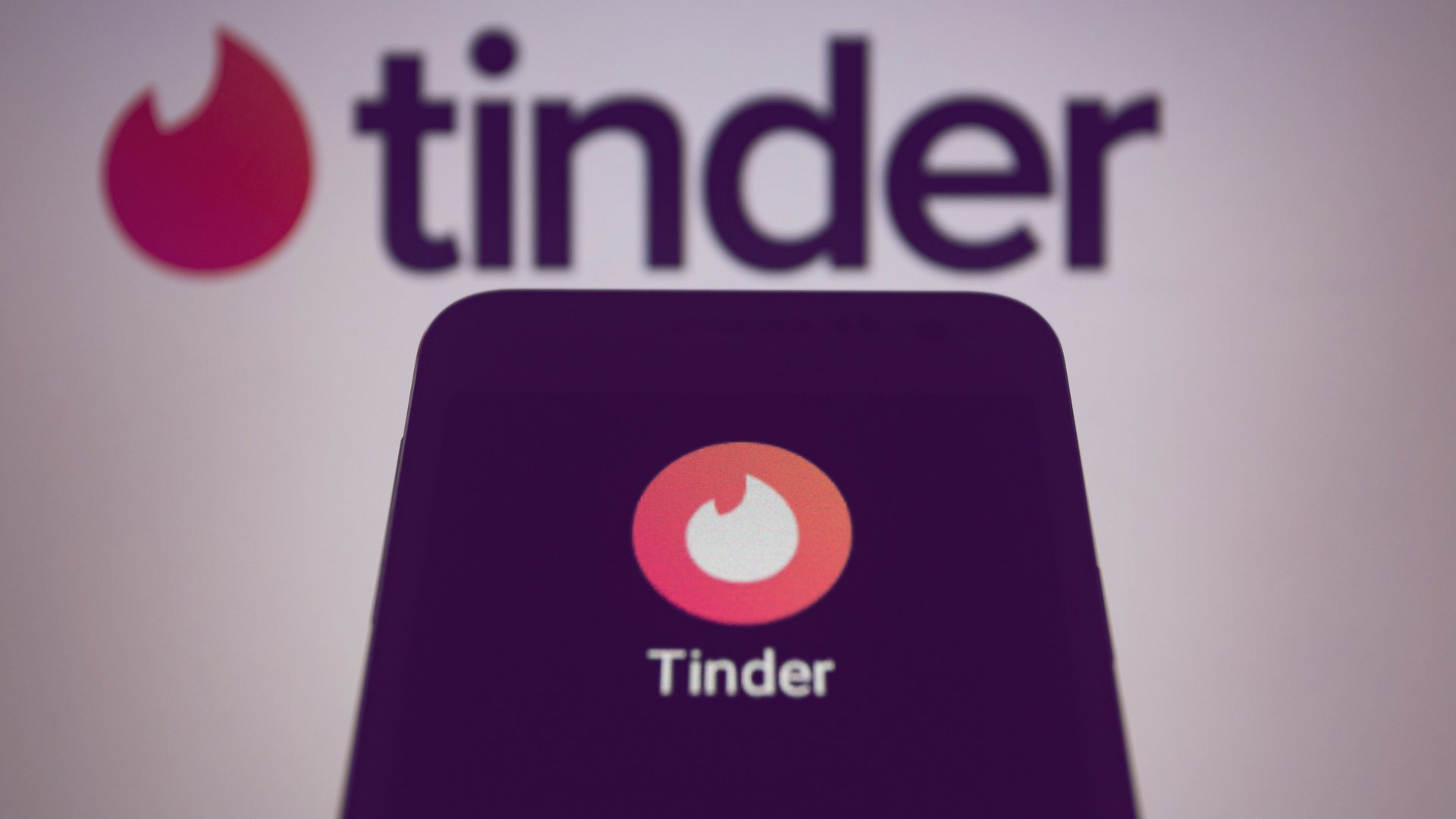 Tinder Fake-Profile: So kannst du sie auf den ersten Blick erkennen!
