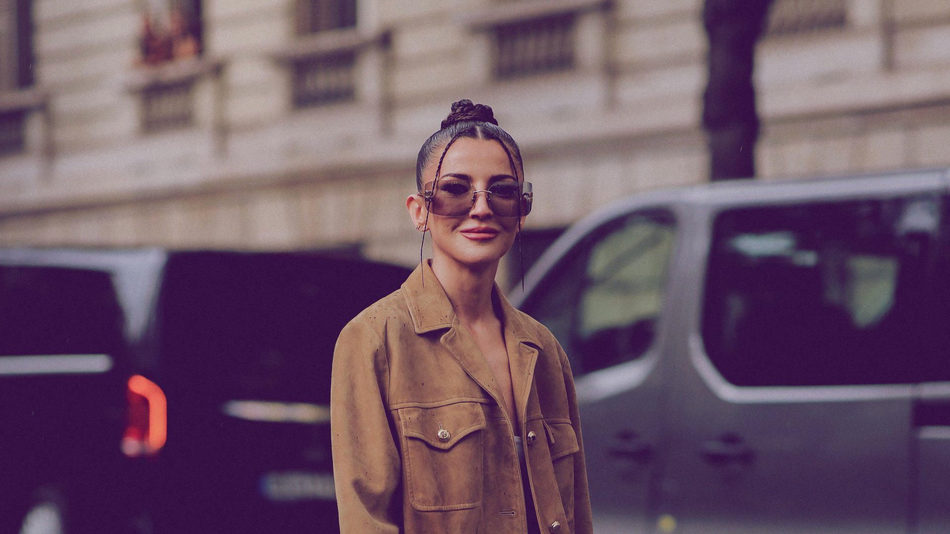 Mit dieser Sonnenbrille liegst du 2026 voll im Trend (laut Mode-Ikone)