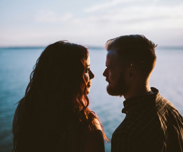 Wassermann Frau: Gute & schlechte Eigenschaften des Sternzeichens