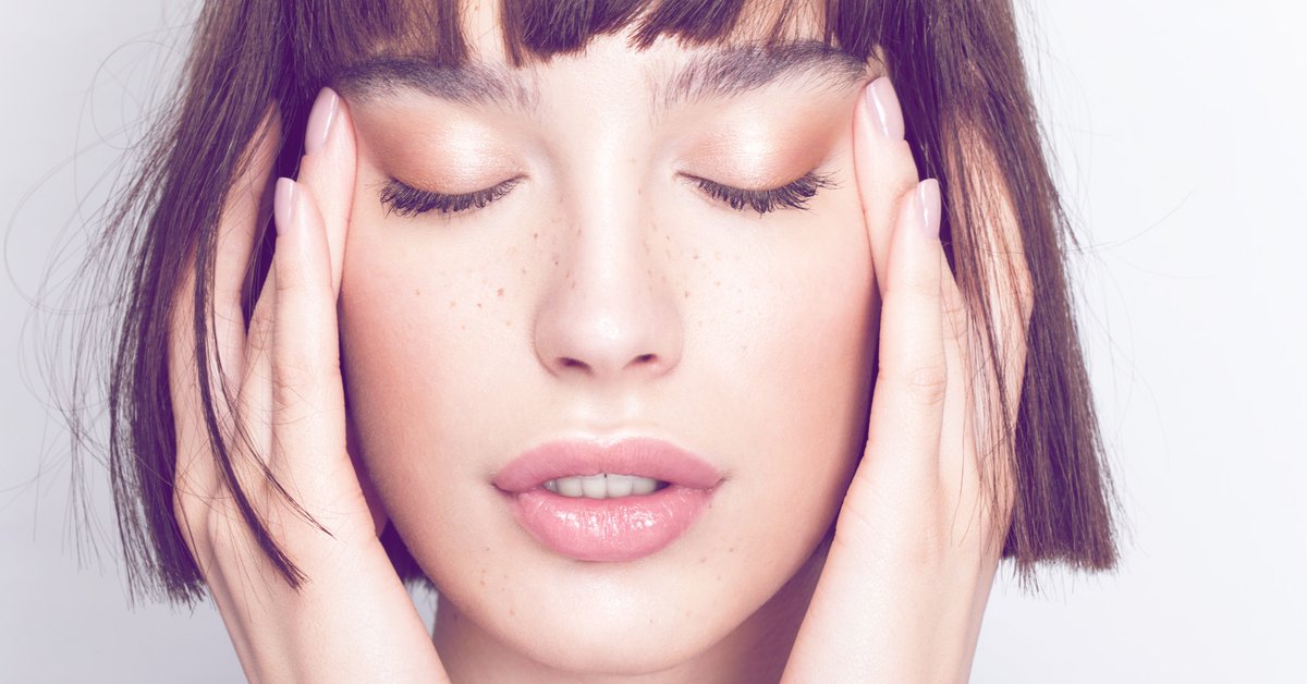 Brow Pinching: Das steckt hinter dem Anti-Aging-Trend