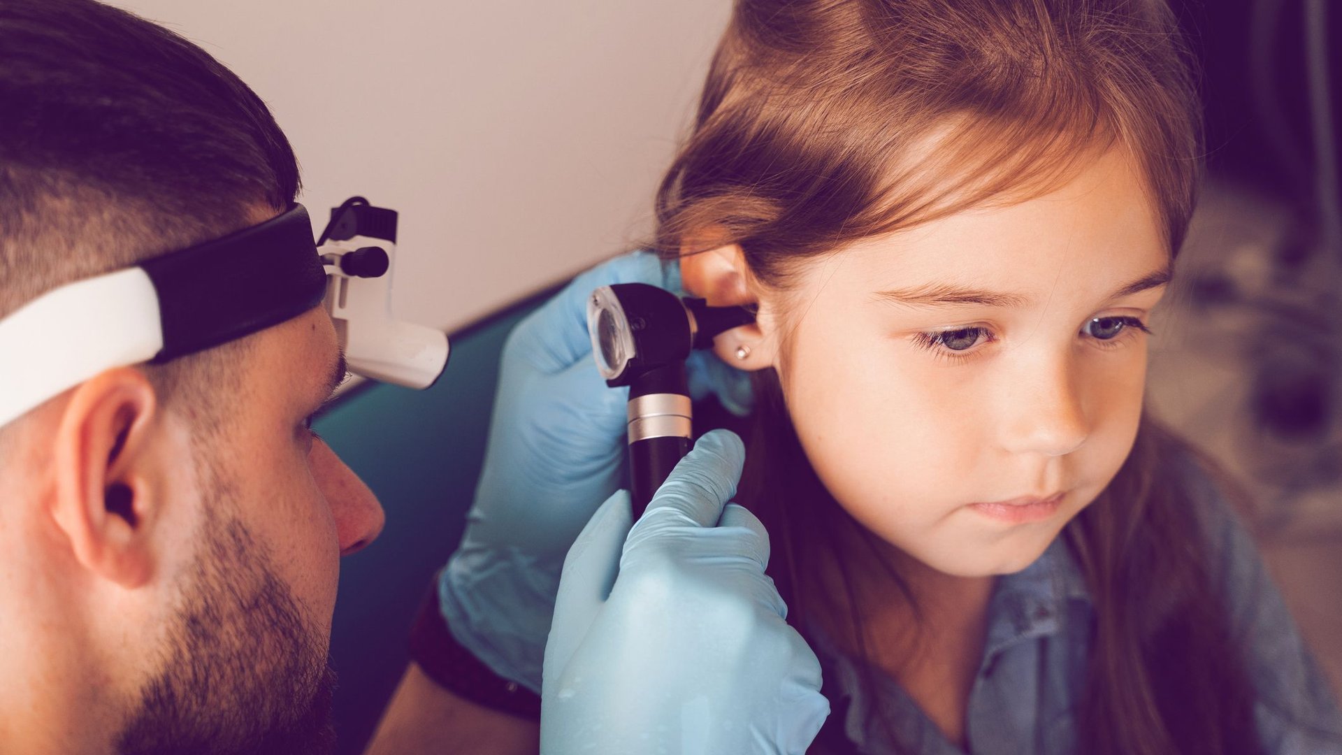 Geschwollenes Ohr beim Kind: Was tun, wenn es am Ohr schmerzt?