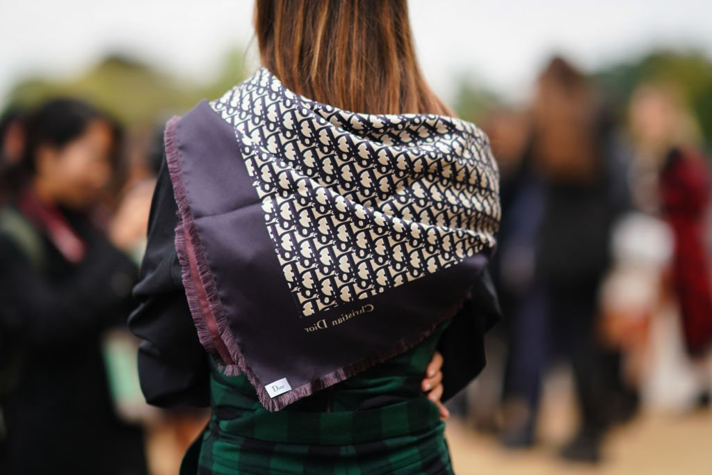 6 mal anders: So stylish kannst du dein Halstuch kombinieren