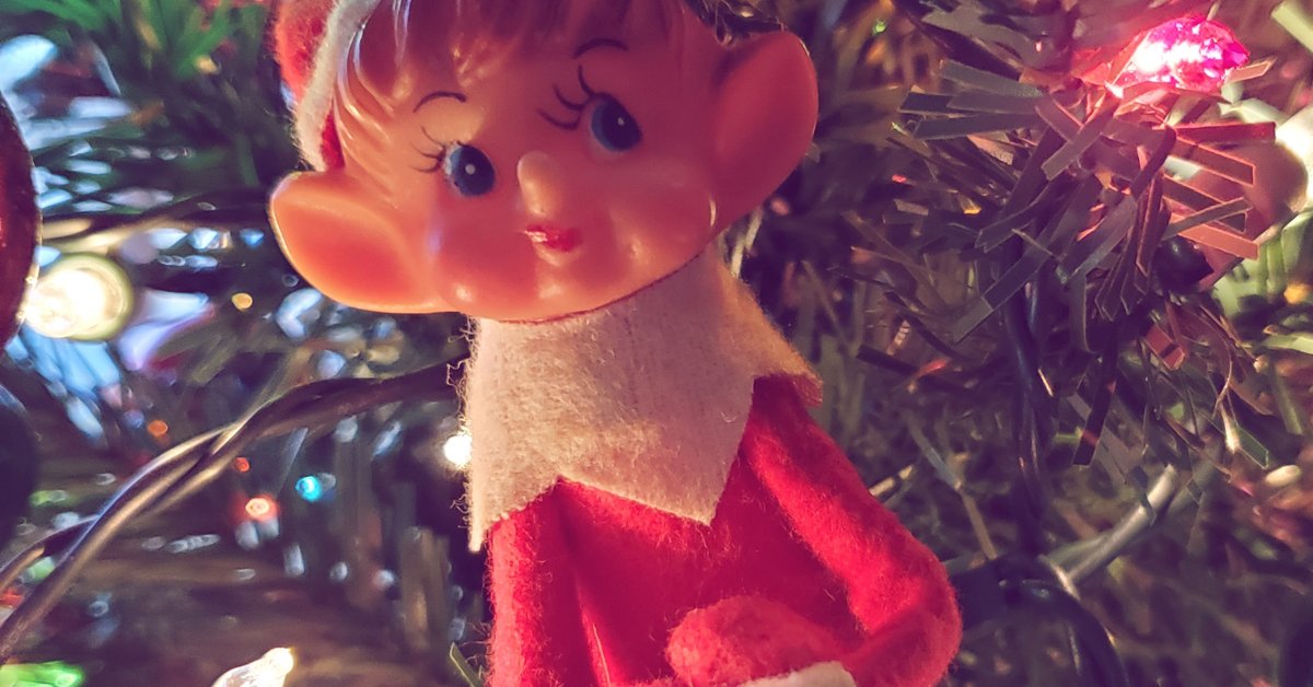 Elf on the shelf: Das steckt hinter der Weihnachtstradition!